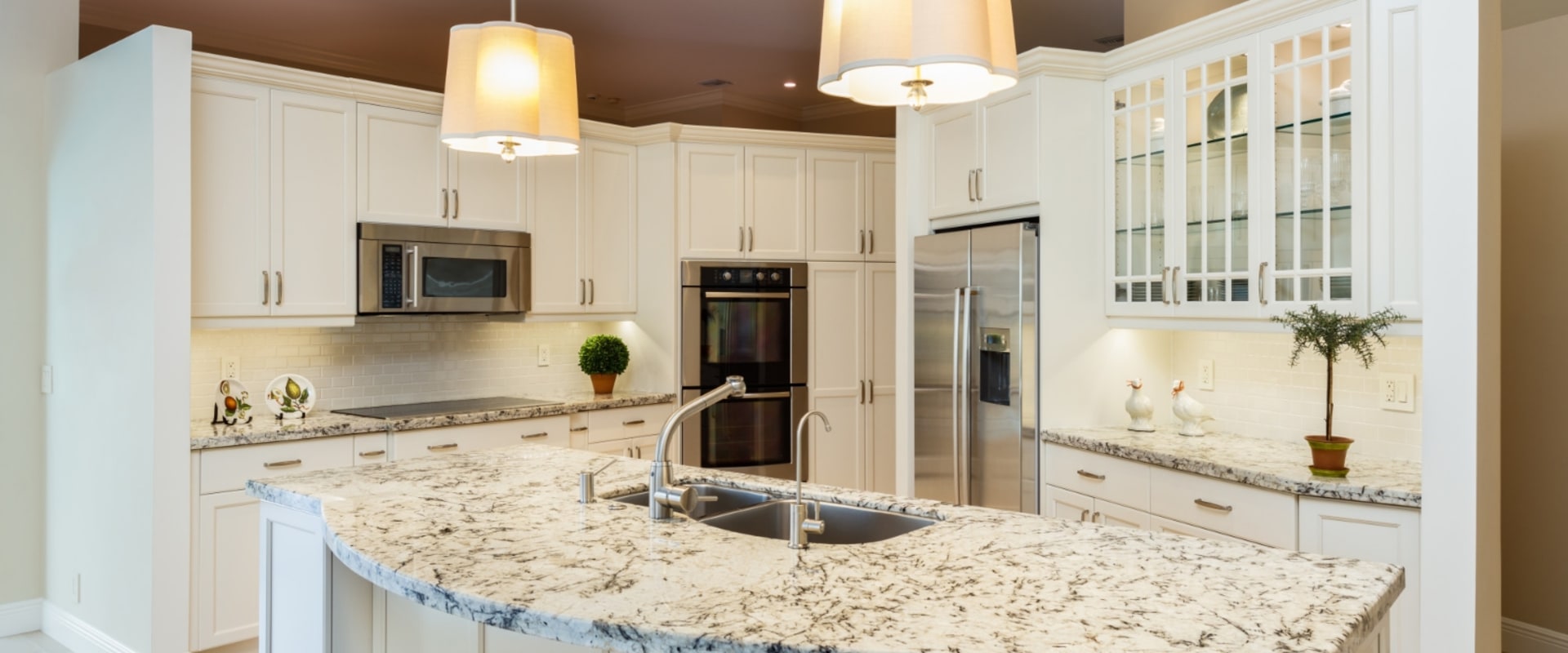 How do you coordinate a countertop and backsplash?